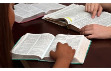 1 Timóteo 2:12 Significado de "Não Permito que a Mulher Ensine"