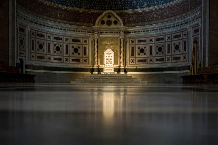 Deus literalmente se senta em um trono?