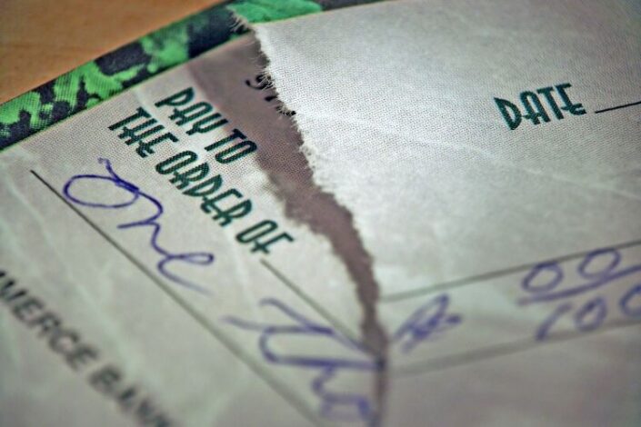 O cheque rasgado - Ilustração para o tema Perdão