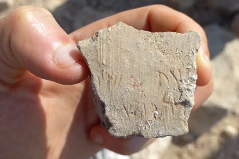 Cerâmica de 2.500 anos com nome do rei Dario é encontrado