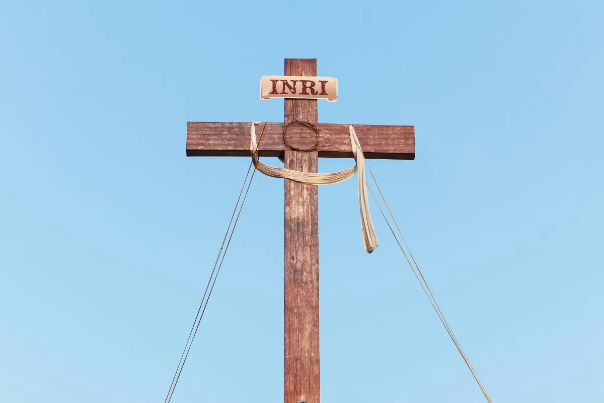 Qual é o significado de INRI na cruz de Jesus?