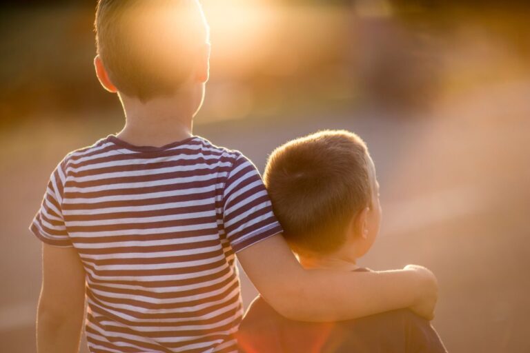 Amor fraternal: Significado, importância e exemplos do amor Phileo